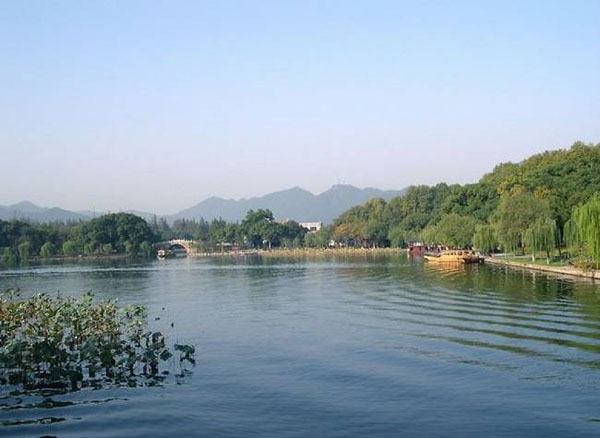 Photo, Image & Picture of West Lake Su Causeway Glimpse